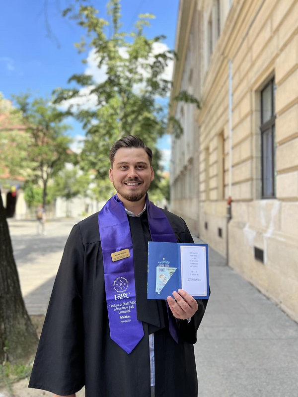 Faceți cunoștință cu primul bărbat bonă din România. Are 22 de ani | Qbebe.ro